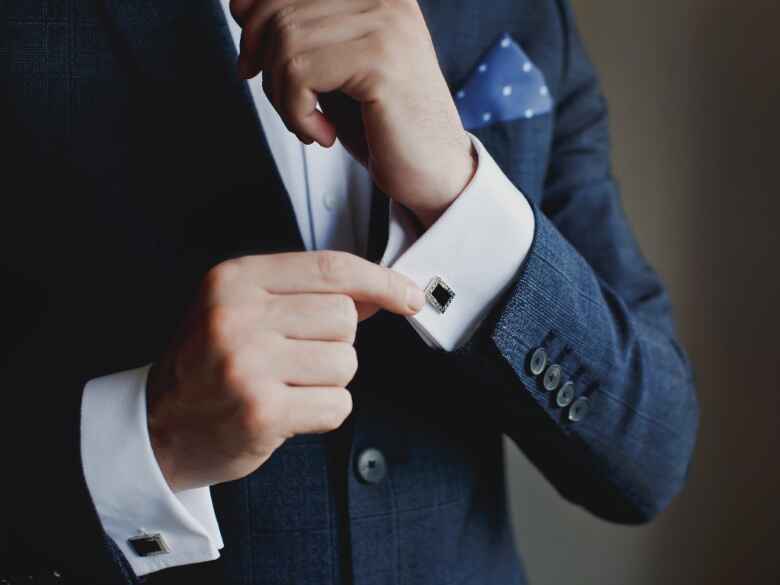 Jak nosić ślubne spinki do mankietów? - PrzystanekSlub.pl